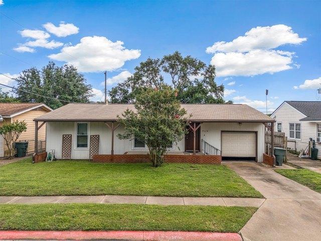 7113 Sycamore Dr, Galveston, TX 77551
