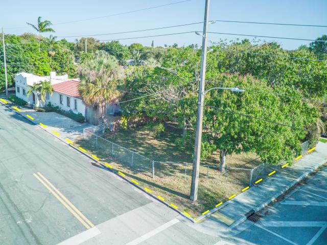 711 12th Ave N, Lake Worth Beach, FL 33460 | MLS #B26005 | Compass
