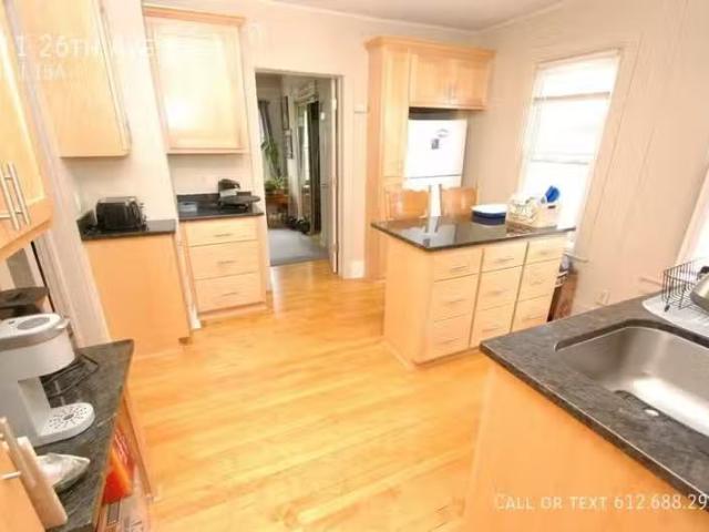 711 26th Ave S Upper 711 26th Ave S #1