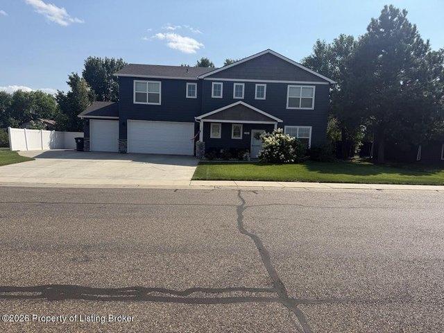 711 28th St W, Dickinson, ND 58601