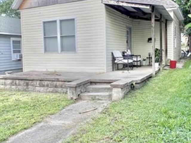 711 4th St, Monett, MO 65708