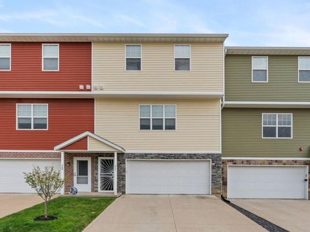 711 Cox Ct, Le Claire, IA 52753