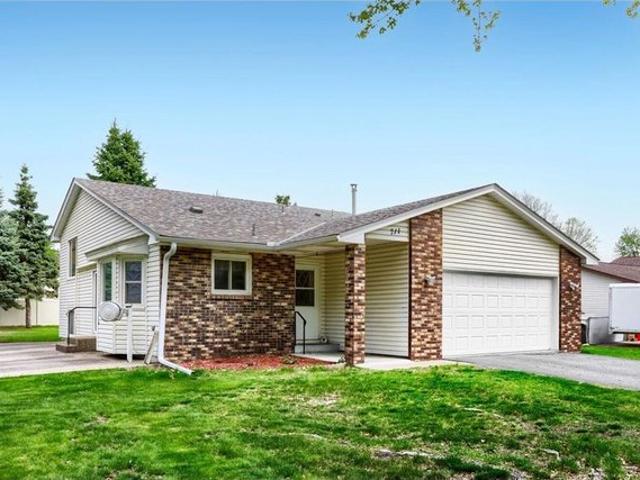 711 Cope Ave W, Roseville, MN 55113