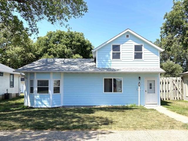 711 Douglas Ave, Yankton, SD 57078