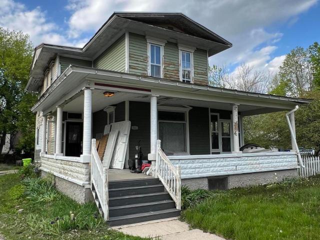711 E Walworth Ave
