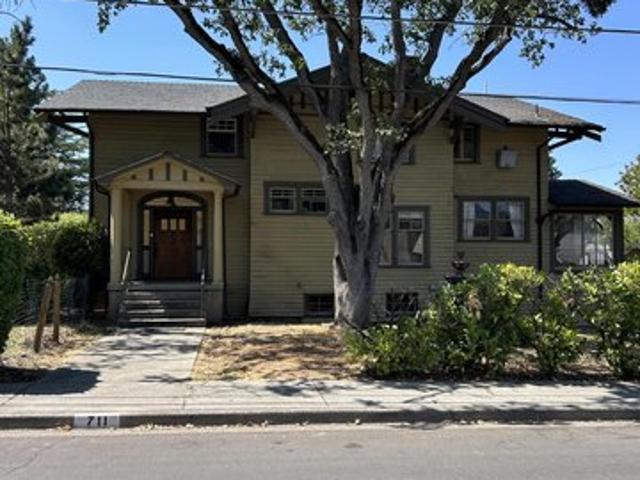 711 N Keene Way Dr, Medford, OR 97504