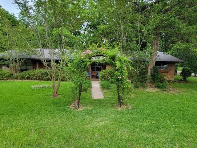 711 Sheffield St, Broaddus, TX 75929