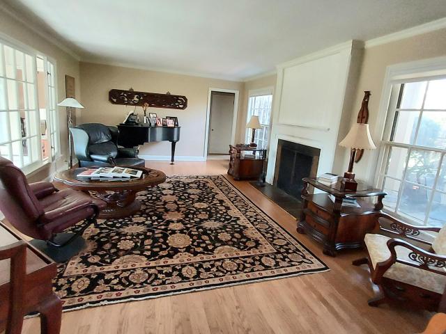 711 W Acacia Rd