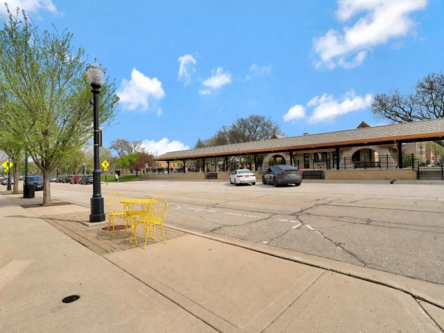 711 W Hillgrove Avenue