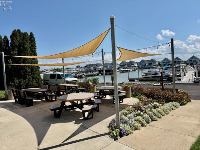 711 W Lakeshore Drive
