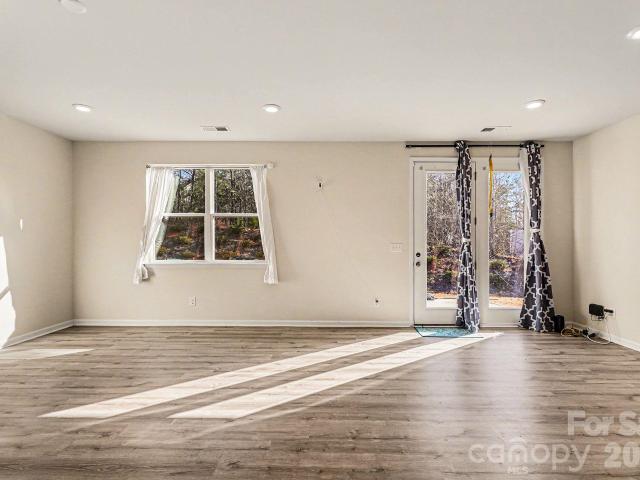 7125 Maple Run Cir, Charlotte, NC 28215 | MLS #4368