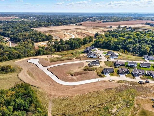7125 Spring Creek Dr, Bettendorf, IA 52722