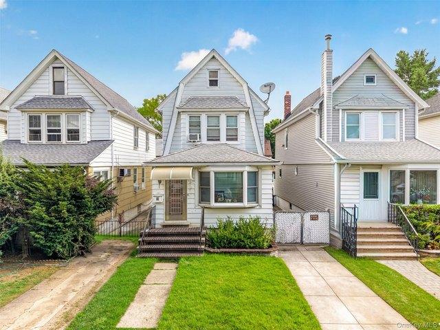 7129 Manse St, Forest Hills, NY 11375