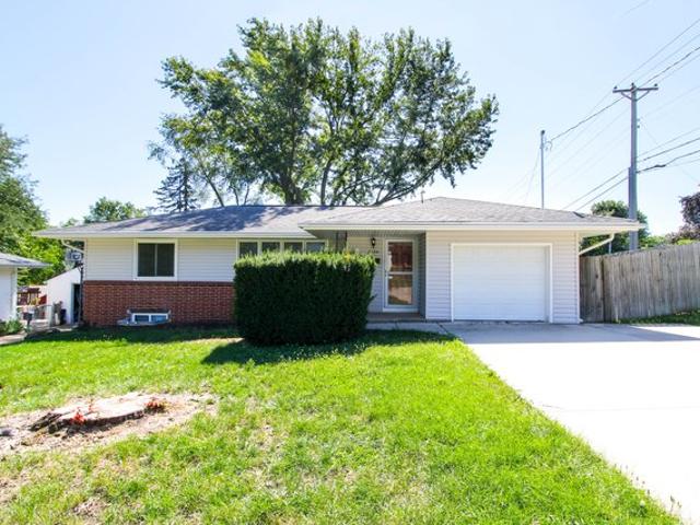 7120 Beechwood Dr, Urbandale, IA 50322