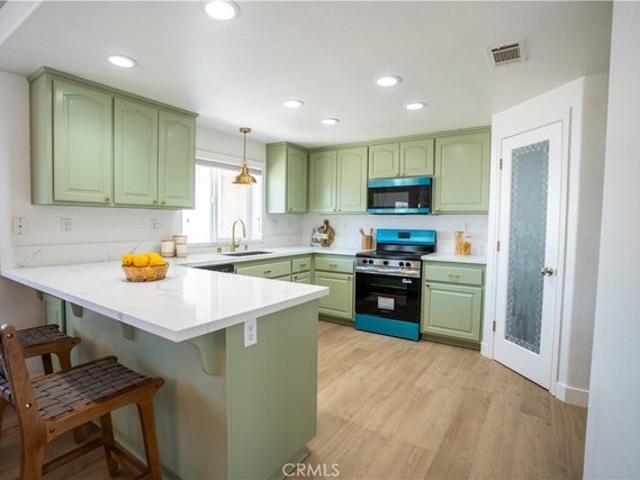 7122 Aster Rd, Oak Hills, CA 92344