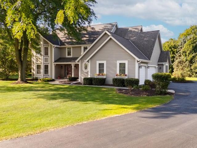 7123 W Lantern Ln, Mequon, WI 53092
