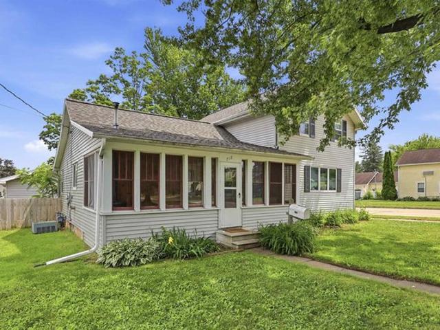 712 Algoma St, New London, WI 54961