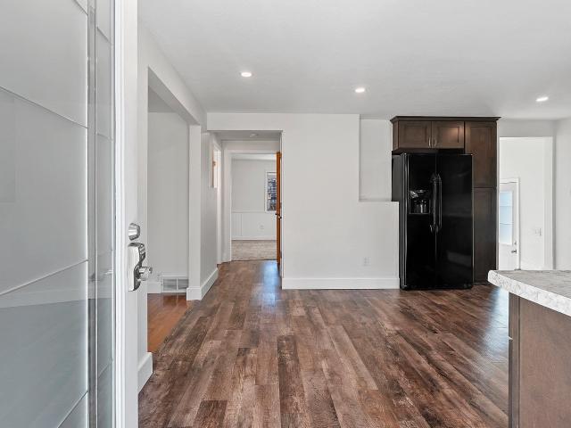 712 E 3RD Street