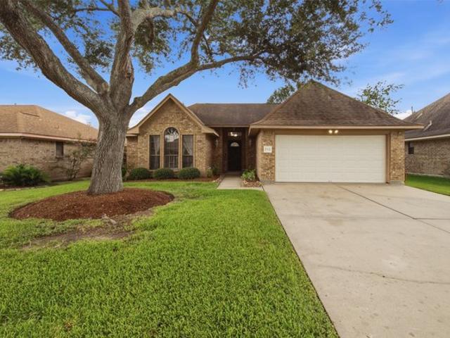 712 Manor Dr, Angleton, TX 77515