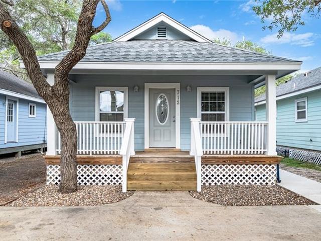 712 N Moline St, Rockport, TX 78382