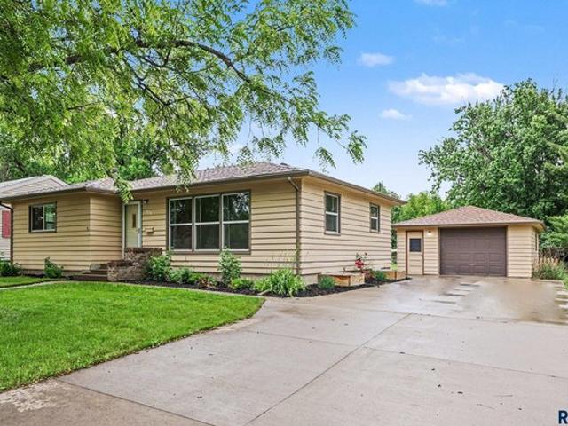 712 N Summit Ave, Madison, SD 57042