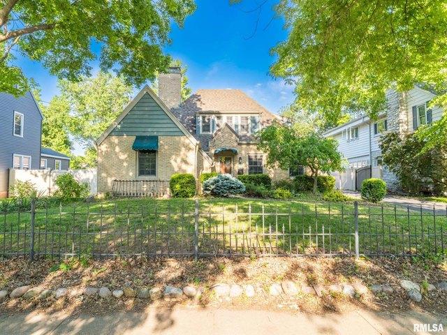 712 S 6th St, Pekin, IL 61554