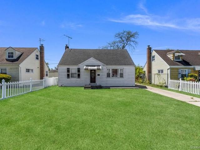 712 Park Ave, Uniondale, NY 11553