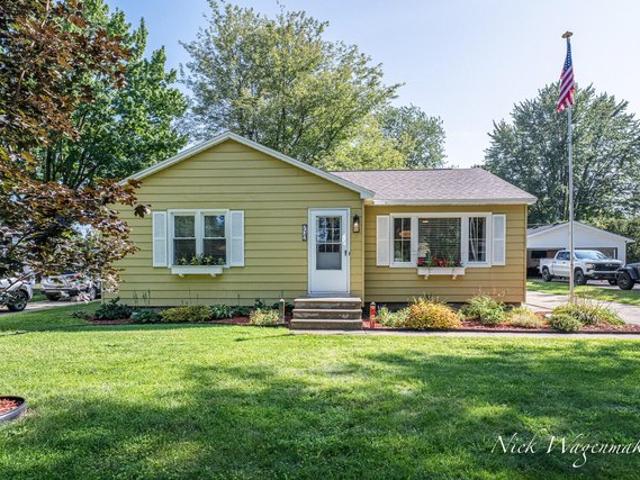 712 River St, Spring Lake, MI 49456