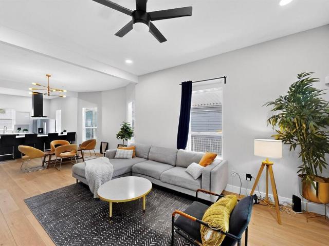 712 W 8th Street