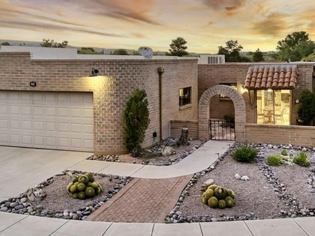 712 W Desert Hills Dr, Green Valley, AZ 85622