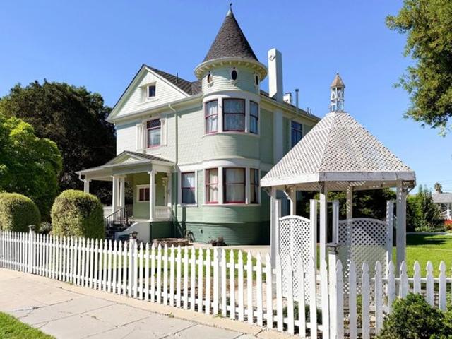 712 West St, Hollister, CA 95023