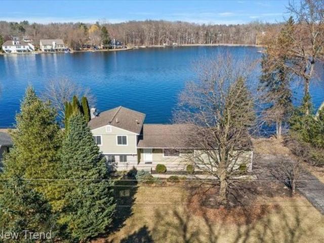 7135 Capri Dr, White Lake, MI 48383