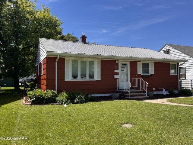 713 20th St N, Grand Forks, ND 58203
