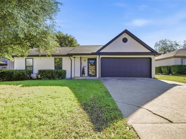 713 Crestview Dr, Burleson, TX 76028