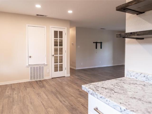 713 Oak Grove Lane
