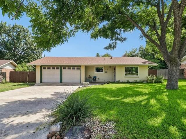 713 Lake Dr, Kerrville, TX 78028