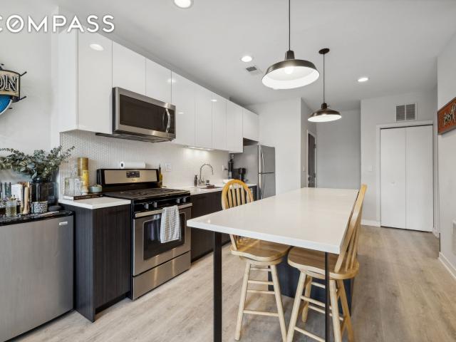 713 N Milwaukee Ave 302, Chicago, IL
