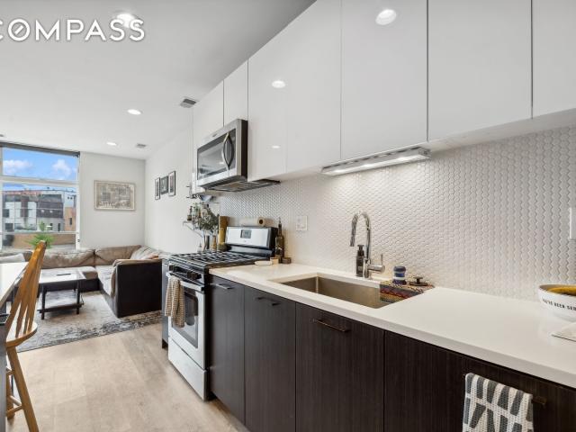 713 N Milwaukee Ave 403, Chicago, IL