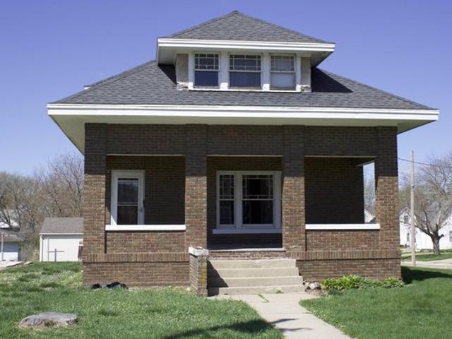713 S Adams St, Wellsburg, IA 50680
