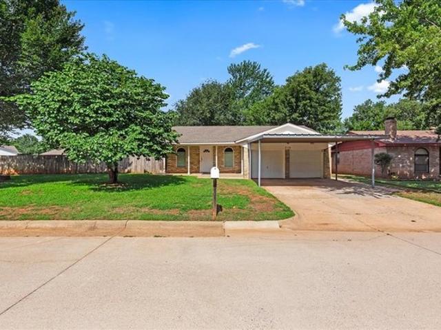 713 S Glen Ln, Mustang, OK 73064