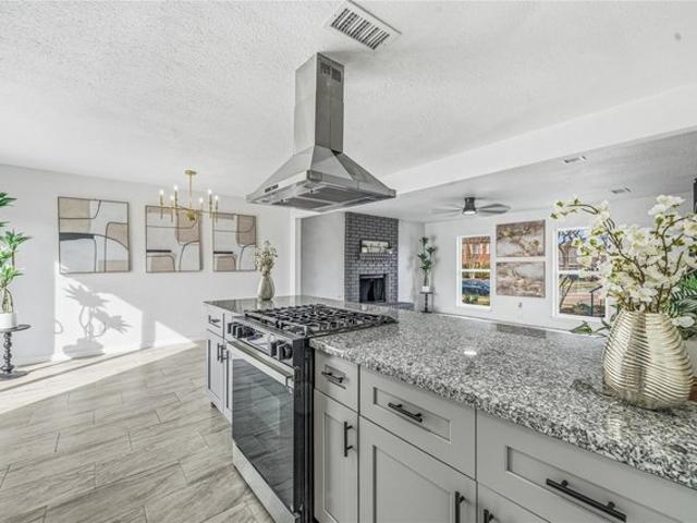 713 Sugar Hill Dr, La Porte, TX 77571