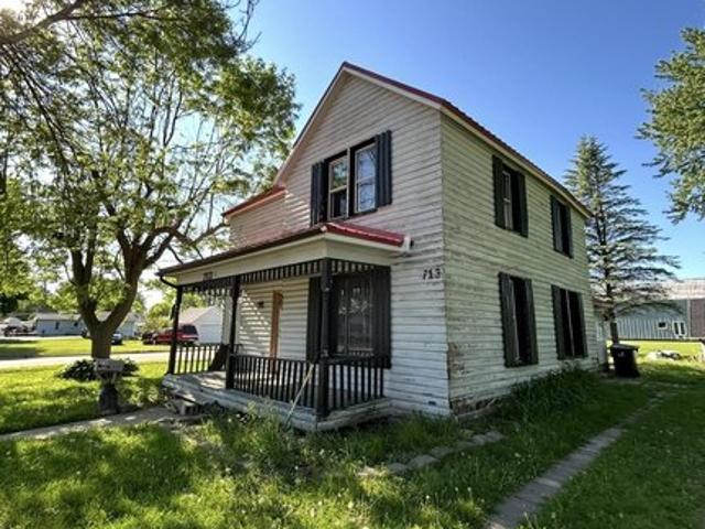 713 W Waupaca St, New London, WI 54961