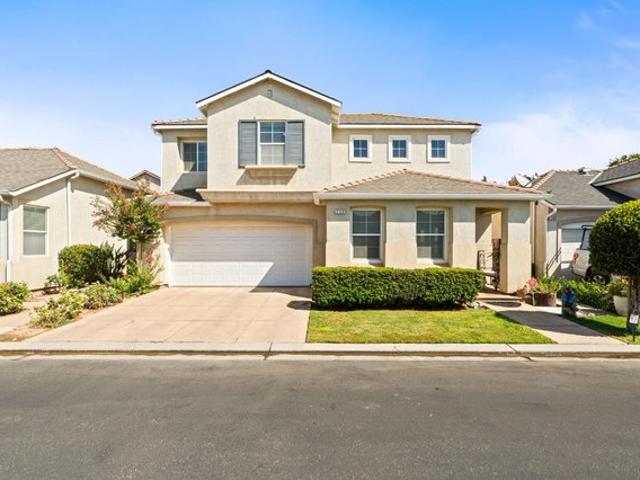 713 W Bordeaux Ln, Clovis, CA 93619