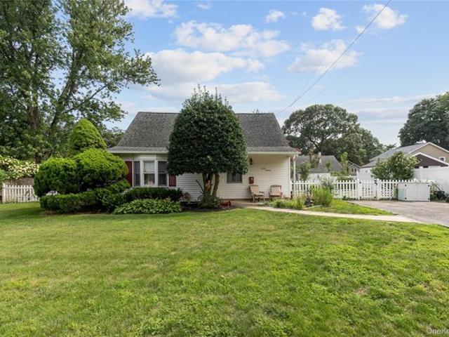 713 Wren Ct, West Hempstead, NY 11552