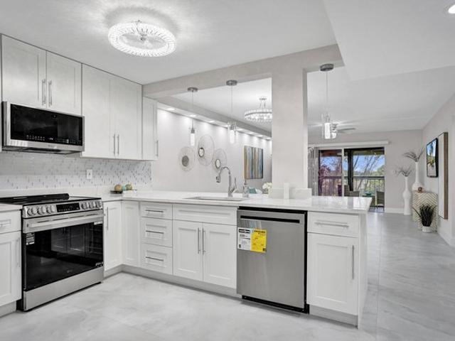 7146 Huntington Ln Apt 402, Delray Beach, FL 33446