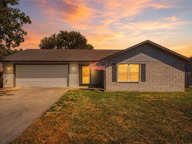 714 Bloomfield St, Gentry, AR 72734