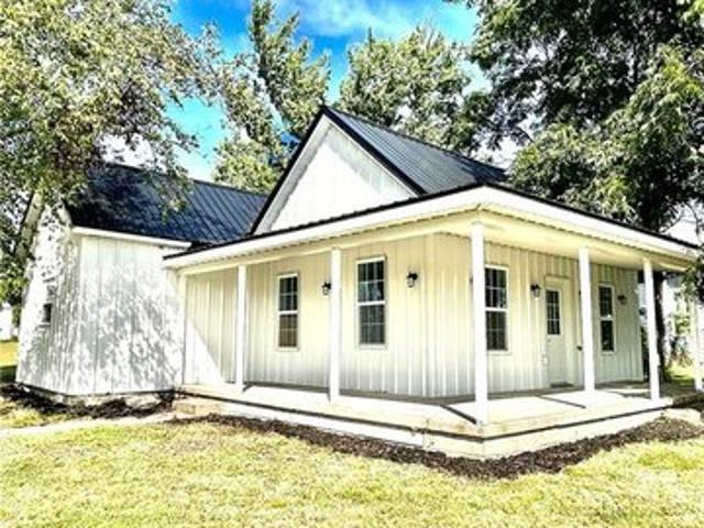 714 S 6th St, Marshall, IL 62441