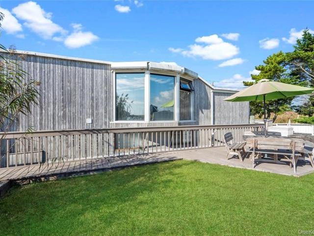 714 Riviera Dr, Mastic Beach, NY 11951