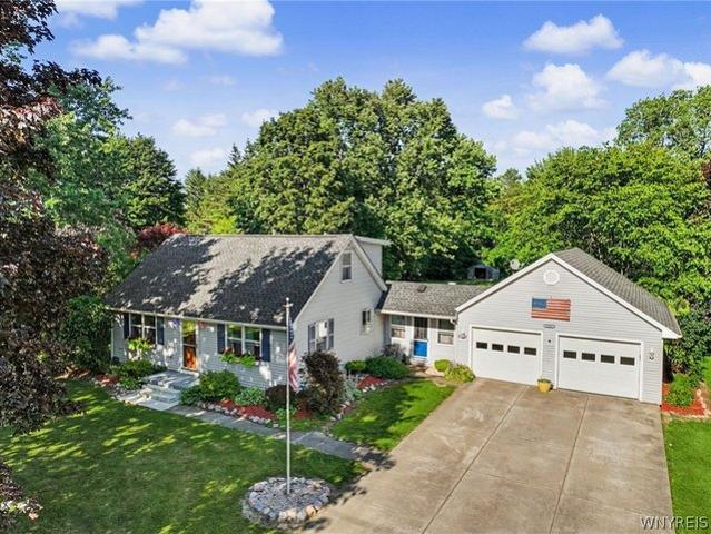 7157 Taylor Rd, Hamburg, NY 14075