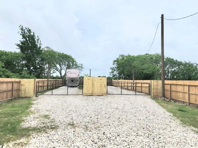 715 9th St, San Leon, TX 77539